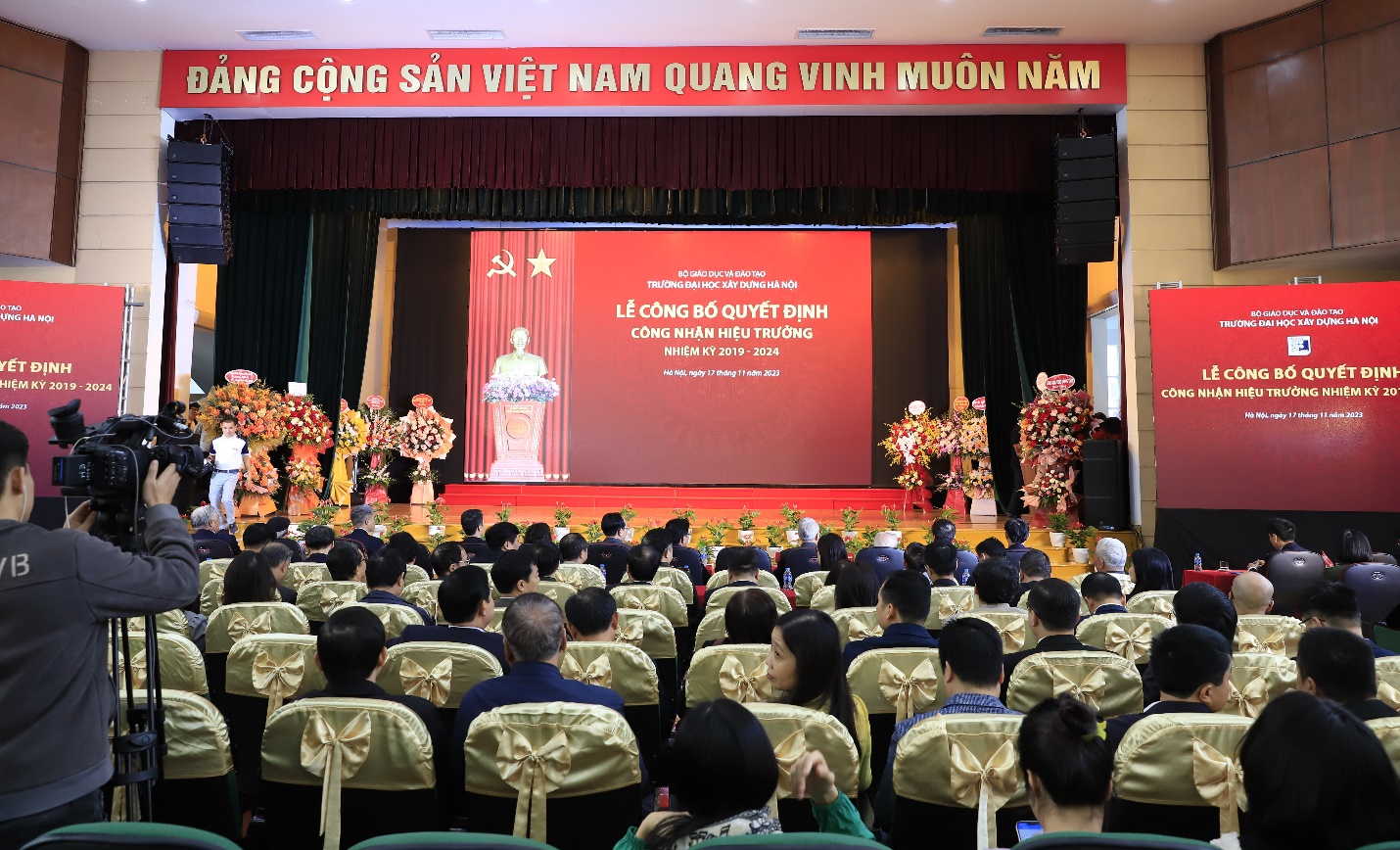 ANNOUNCING CEREMONY OF THE DECISION TO RECOGNIZE THE PRINCIPAL OF HANOI UNIVERSITY OF CIVIL ...